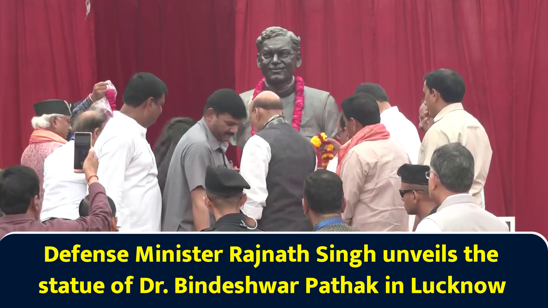 Defense Minister Rajnath Singh unveils the statue of Dr. Bindeshwar Pathak in Lucknow