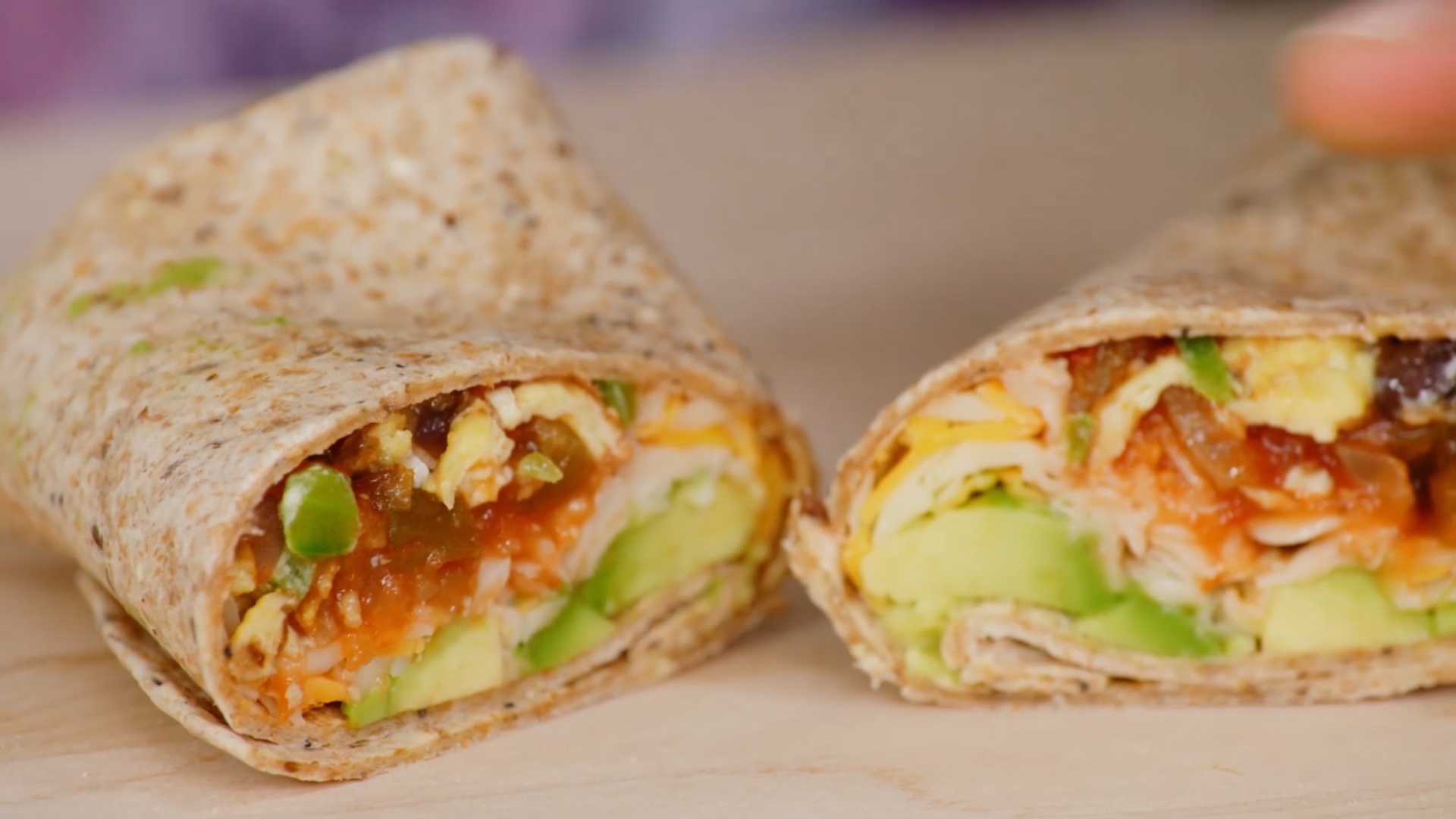 Burrito de petit-déjeuner aux œufs et au fromage avec haricots et salsa