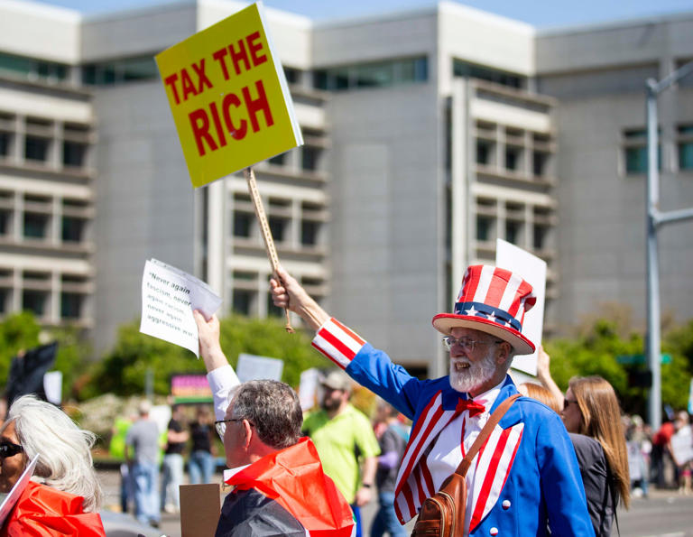 Rise & Resist protesters rally against President Donald Trump at Oregon ...