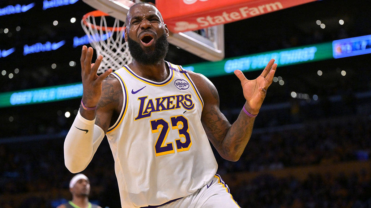LeBron James Stuns Lakers crowd with ridiculous chase down block vs ...