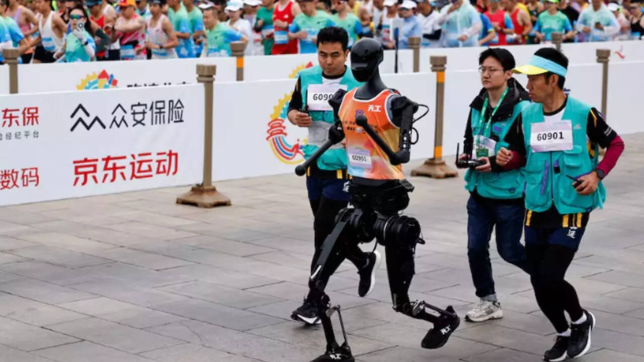 China's half-marathon makes history with the first humanoid robot race ...