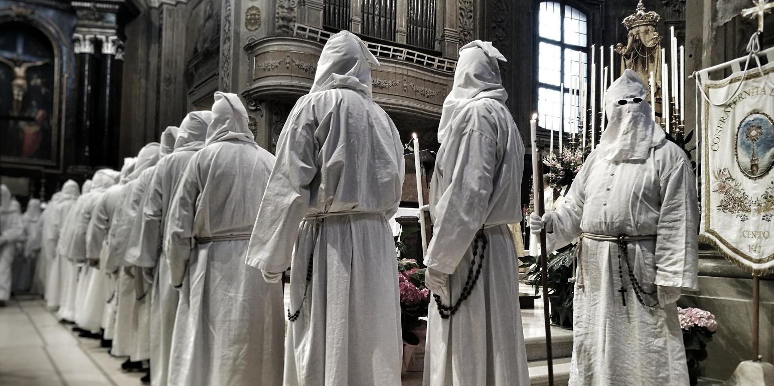 Volti coperti dai sacchi in nome della fede. La confraternita torna nella chiesa dei Servi