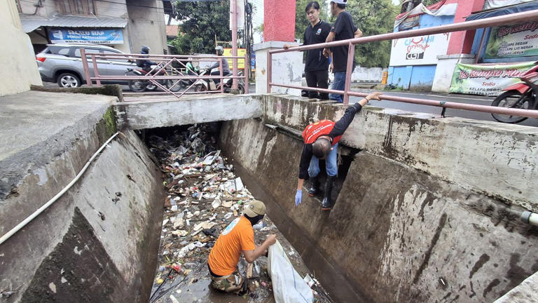 Aliran Sungai Cimindi Cimahi Darurat Sampah, Banjir Mengintai