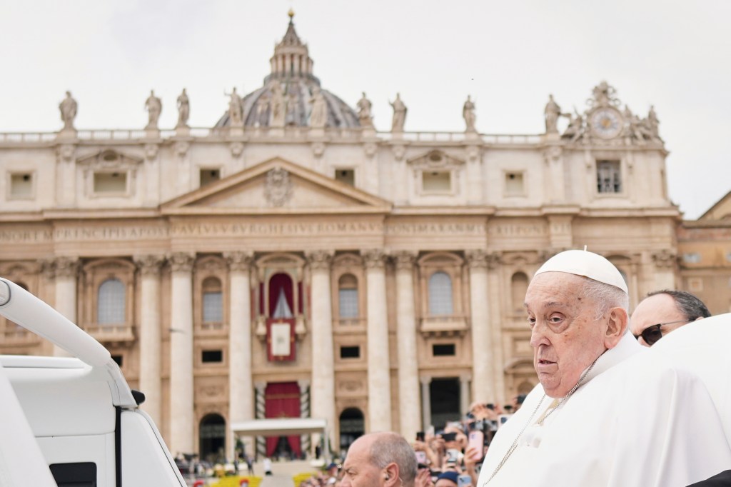 Pope Francis emerges for Easter, greets cheering crowd with surprise ...