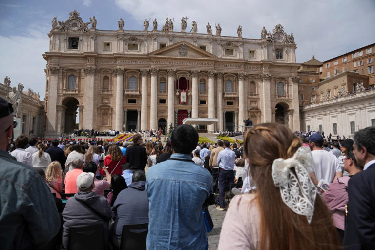 Pope Francis emerges for Easter, greets cheering crowd with surprise ...