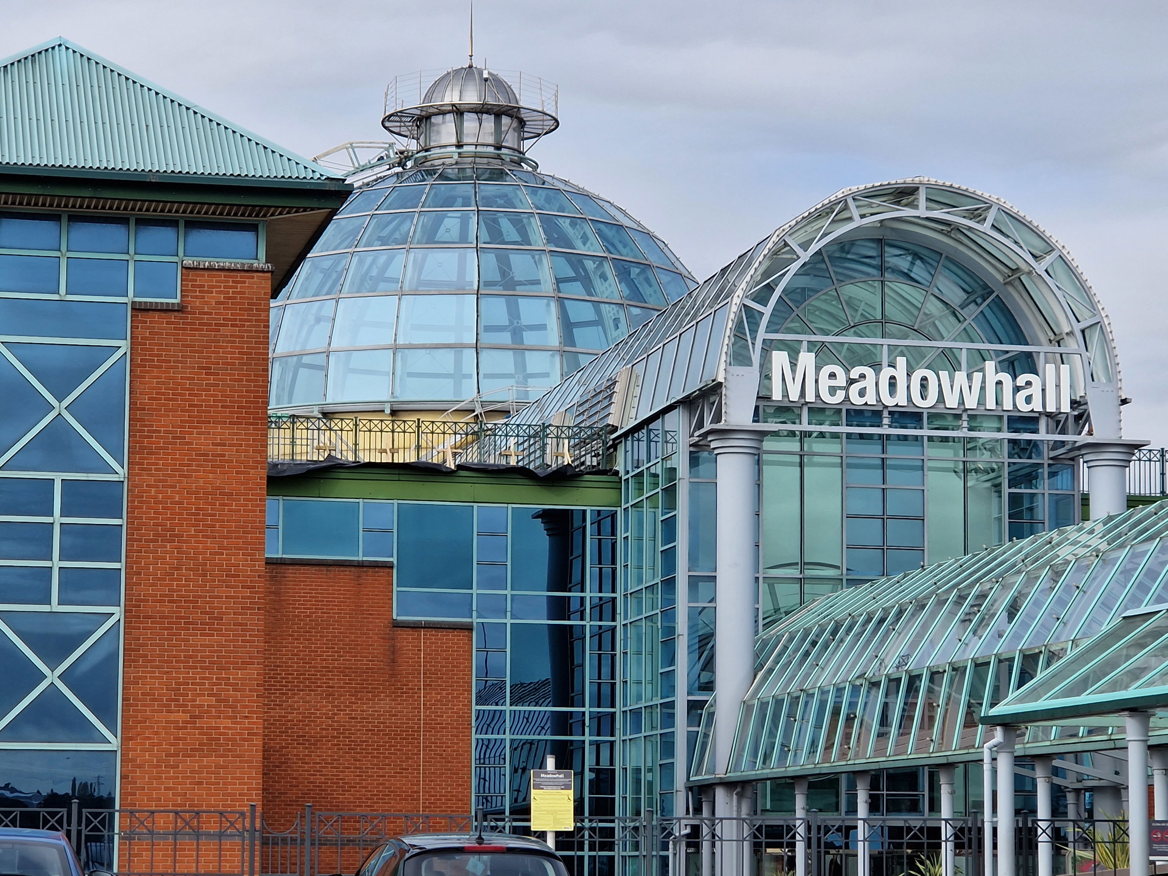 Meadowhall: 11 restaurants now shut by burst water main at shopping ...