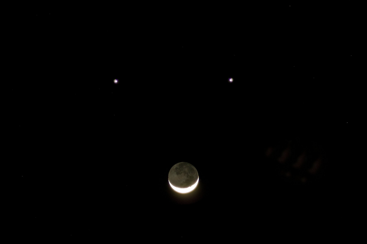 Saturn and Venus will form a 'smiley face' with the moon on Friday ...