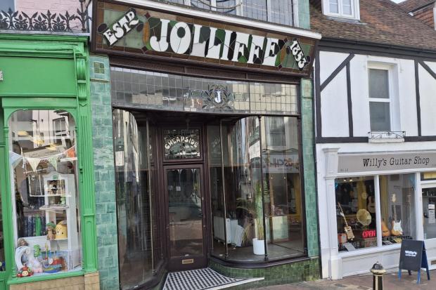 Popular Island cafe Jolliffes to reopen in Cowes with library area