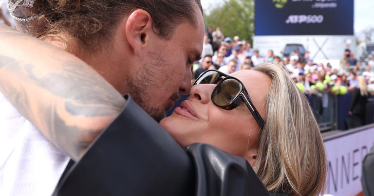 Sophia Thomalla feiert ihren Alexander Zverev mit einem Kuss
