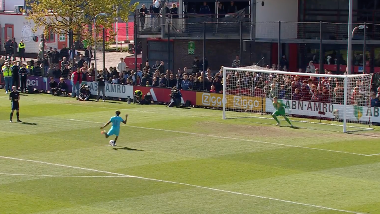Beelden: Ajax Onder 17-doelman beslist halve finale van Future Cup op ...
