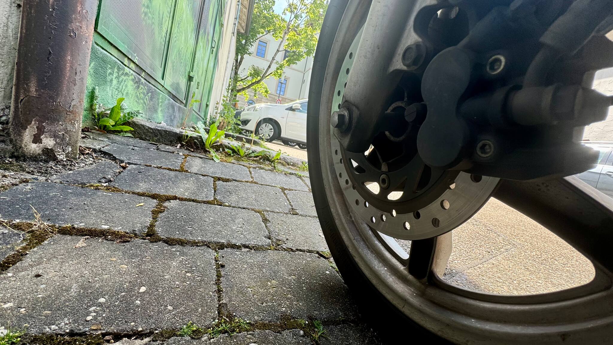 Biker flüchtet mit mehr als 150 Sachen vor der Polizei - gibt es Zeugen?