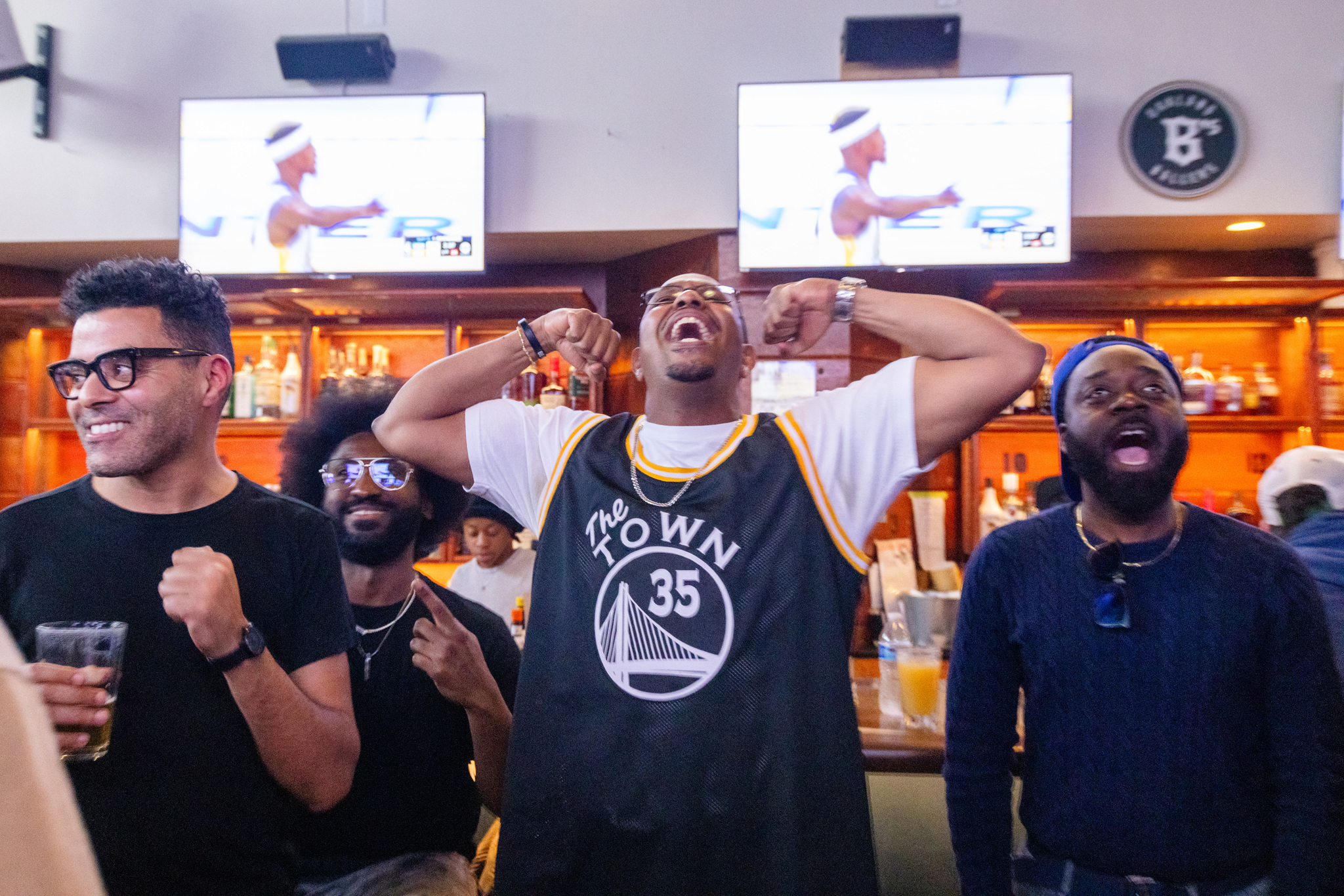 For Warriors fans, one Oakland sports bar still feels like Roaracle