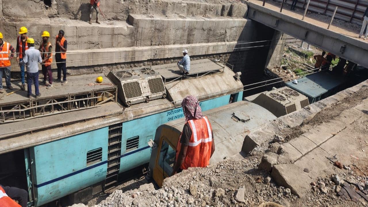 Central Railway begins dismantling Sion road overbridge
