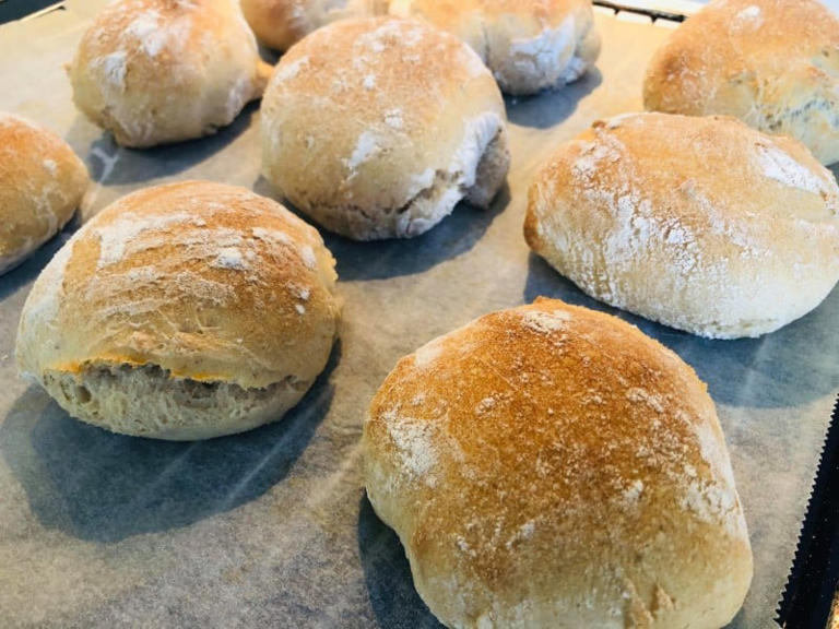 Sådan bager du luftige surdejsboller med sprød skorpe og sej krumme