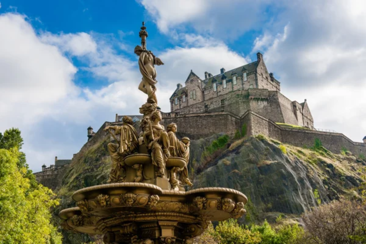 Edinburgh vs Dublin: 15 Travel Moments That Set These Capitals Apart