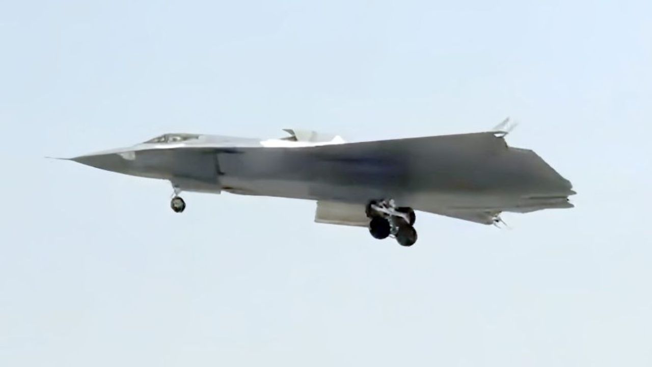 Three engines, no tail: New video showing China’s mysterious tailless ...