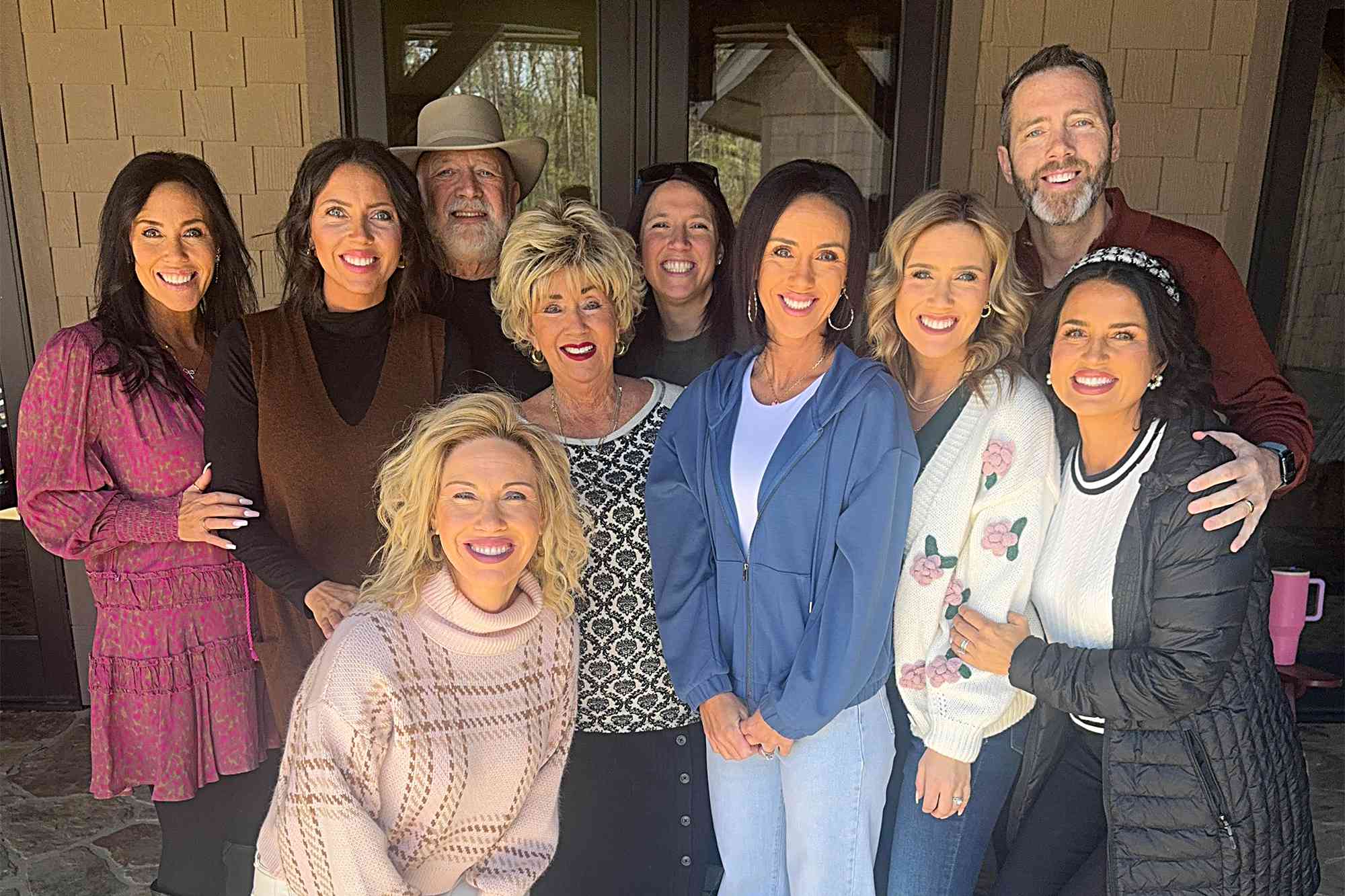 8 Siblings Reunite to Surprise Their Mother for Her 70th Birthday: 'No ...