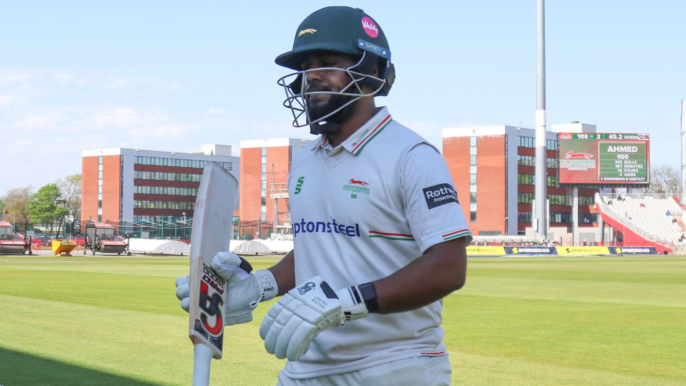 Ahmed and Handscomb tighten Foxes' grip against Lancs