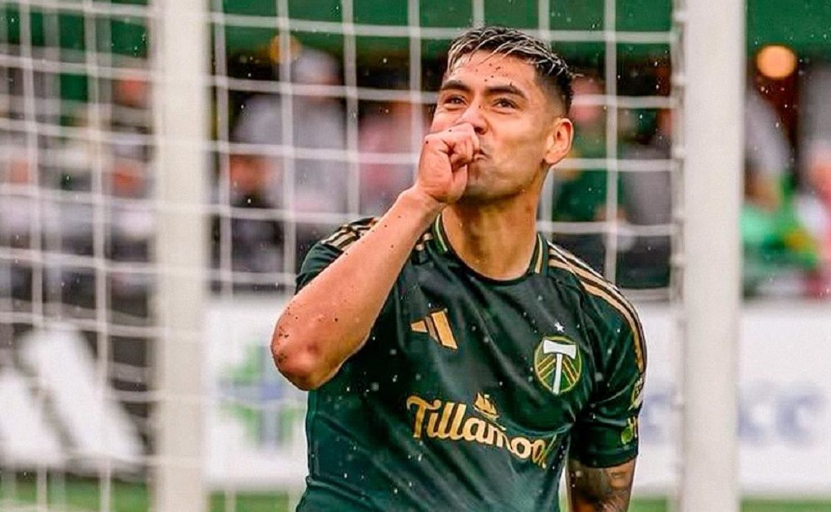 Felipe Mora es genio y figura ante dos campeones del mundo y hace ...