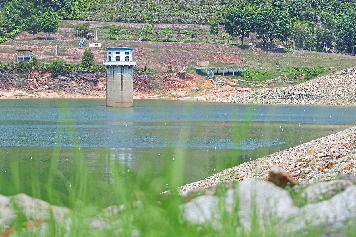 Water levels of island dams rise