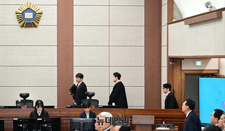 [포토] 윤 전 대통령 재판 맡은 지귀연 부장판사