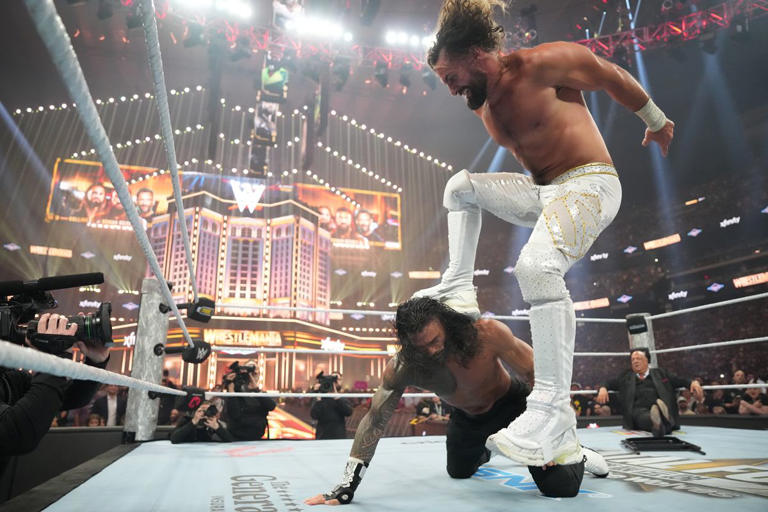 【WWE】『レッスルマニア41』ポール・ヘイマンが仕掛けた“祭典史上最大の裏切り”3WAY決戦はロリンズがレインズとCMパンクを制す