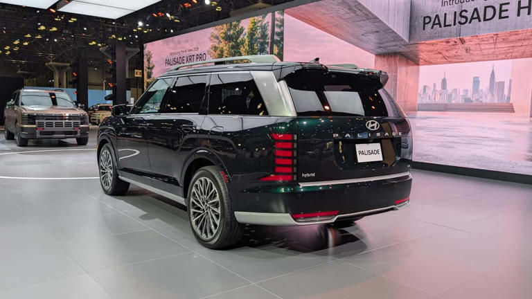 The New Hyundai Palisade Hybrid Drives Like An EV. Here's How