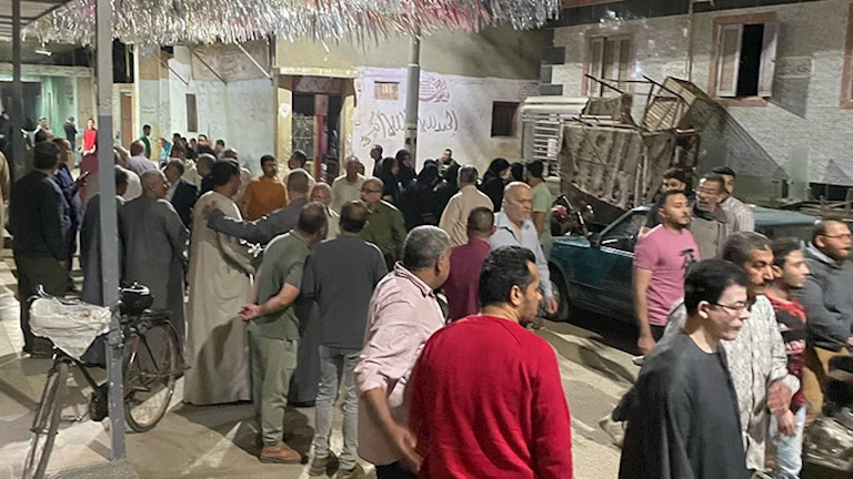 تشييع جثمان مُدرس قُتل في منوف لاعتراضه على فعل فاضح بالطريق (صور)