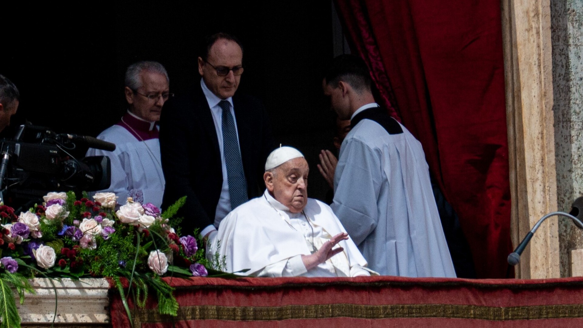 Pope Francis gives Easter blessings to crowd in St Peter's Square