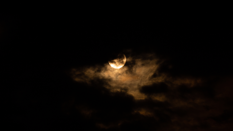 Nouvelle Lune du 27 avril : un nouveau départ amoureux pour ces signes