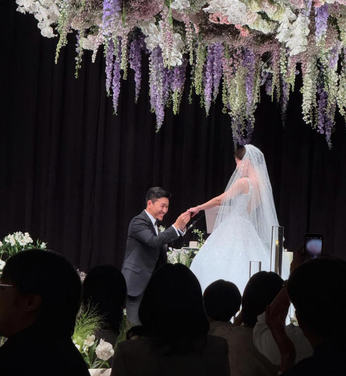 From the groom's point of view, the scene of Kim Jong-min's wedding..♥ The bride must have been ...