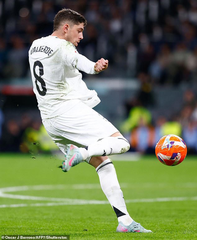 Federico Valverde scores stunning stoppage time winner as Real Madrid keep title hopes alive ...