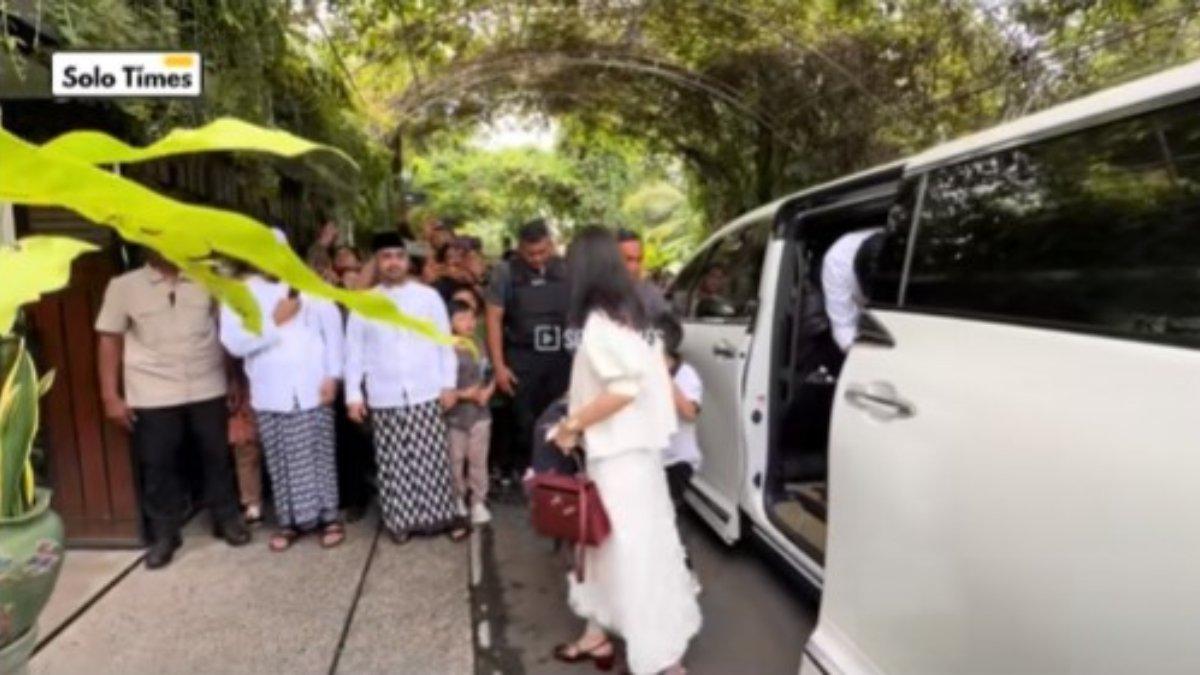 Adu Gaya Selvi Ananda Vs Erina Gudono saat Berkunjung ke Rumah Jokowi ...