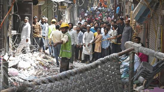 Delhi building collapse: MCD takes action on five officials, to seal 15 ...