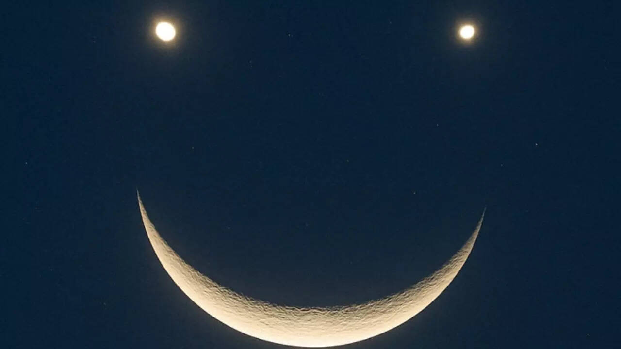 Rare 'smiley face' planetary alignment: Triple conjunction to light up ...