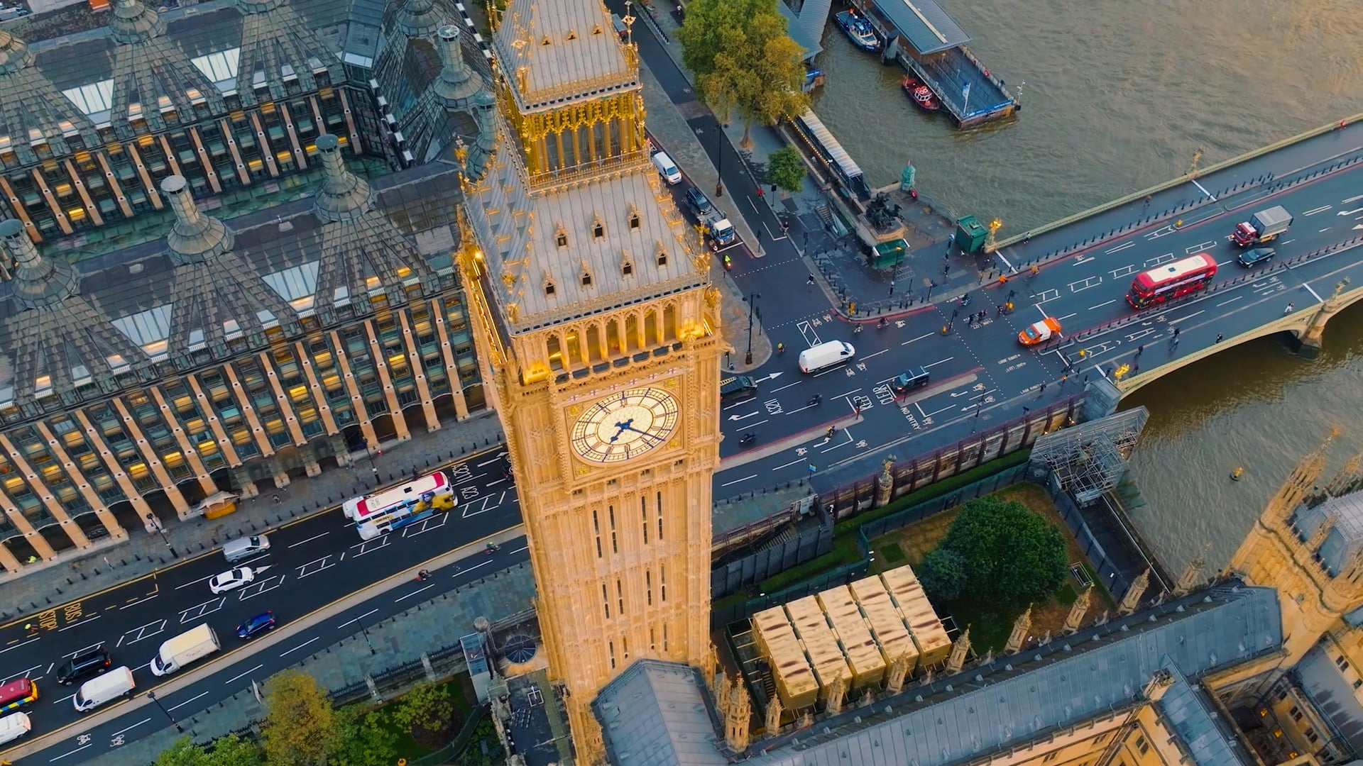 Hoch hinaus mit der Geschichte: Big Ben von einer Drohne aus gesehen