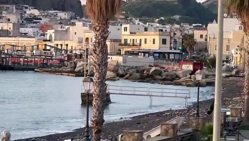 Eolie, con la Pasqua parte bene la stagione turistica: lo Stromboli dà spettacolo