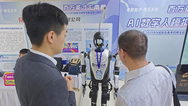 湖北武汉：Bolent人形机器人化身“智能导览员”助阵招聘会