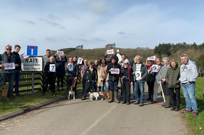 Perth and Kinross Council has begun work to install 40mph signs on Rait ...