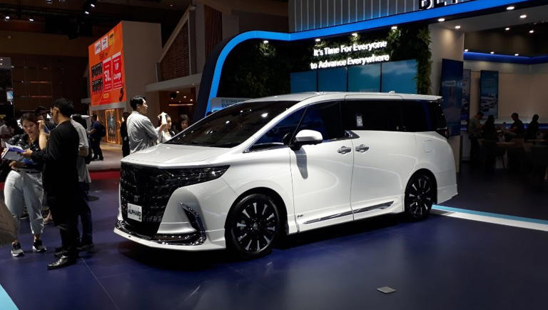 Penjualan Toyota Alphard vs Denza D9 Mei 2025, Menang Siapa Ya?
