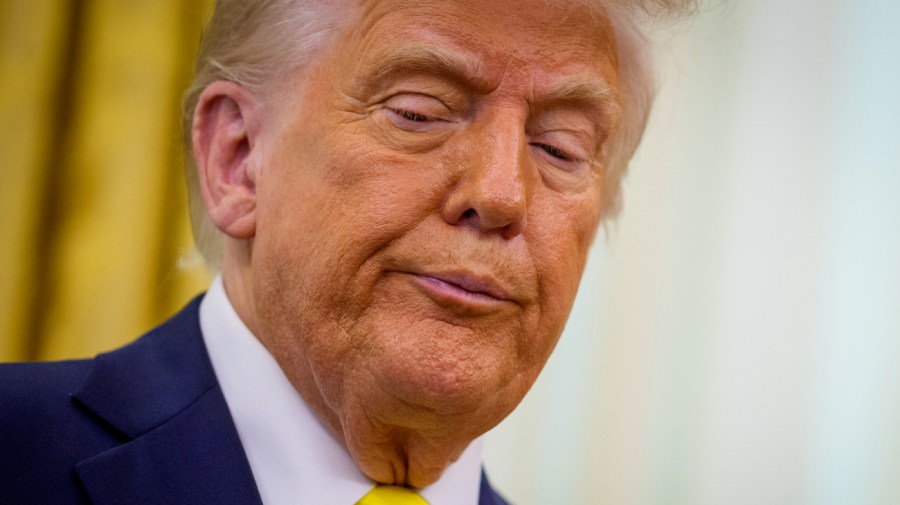 Opinion: Trump’s overreach risks a constitutional crisis