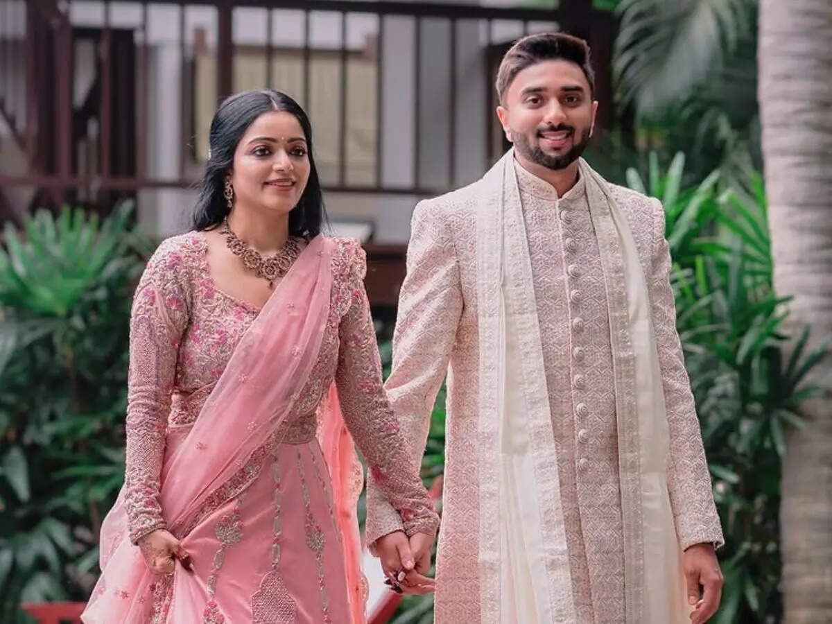 Tamil-Malayalam actress Janani Iyer gets engaged. Who is husband-to-be ...