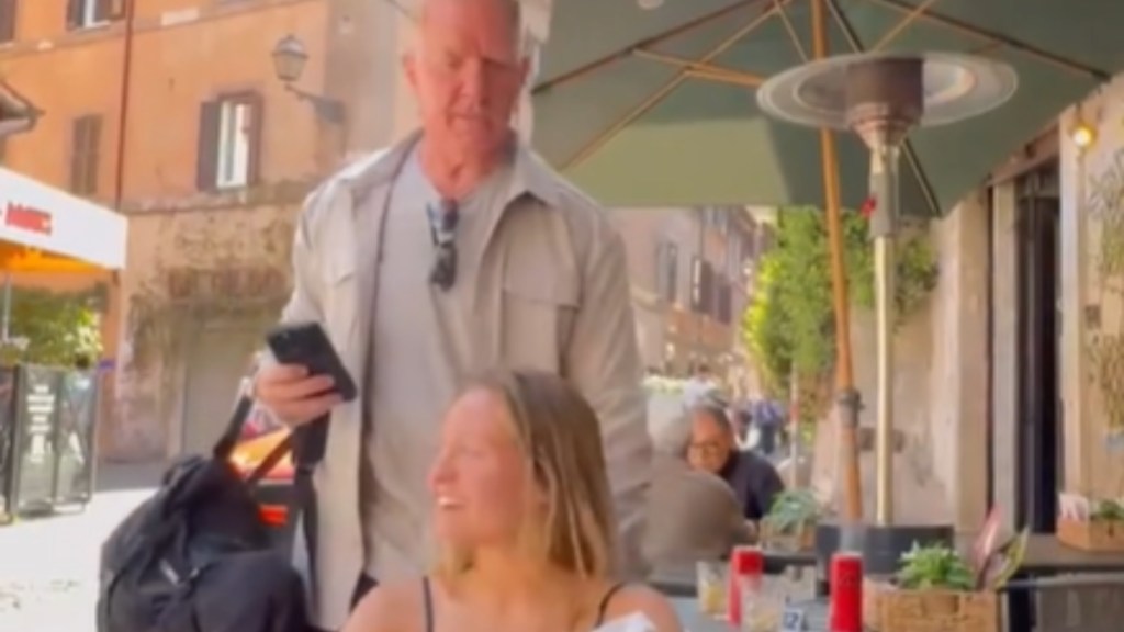 Dad Flies Across The World To Surprise Daughter & Her Reaction Couldn't ...