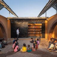 Vastushilpa Sangath covers Indian school with banana leaf-shaped roof