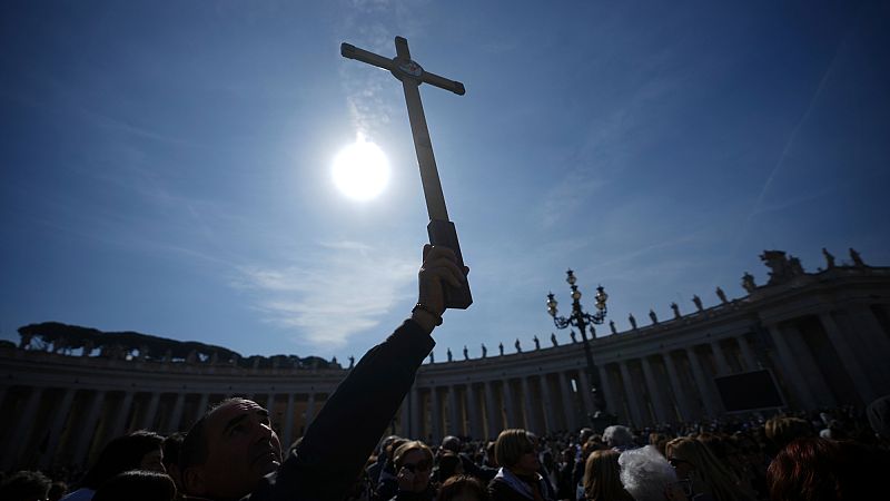 World reacts to Pope's death, Vatican prepares for conclave