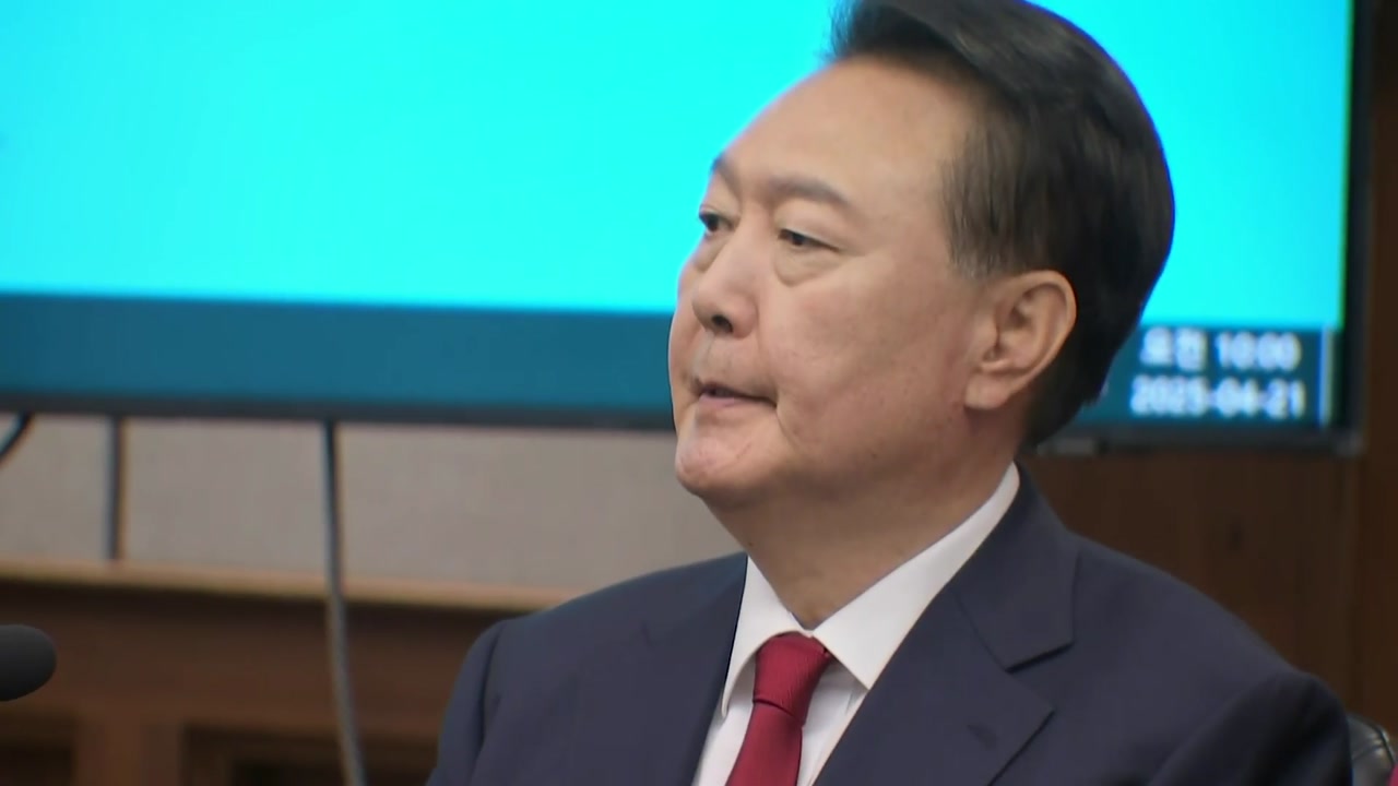 윤 전 대통령 "계엄령, 칼과 같아"...면전서 과거 어록 언급도