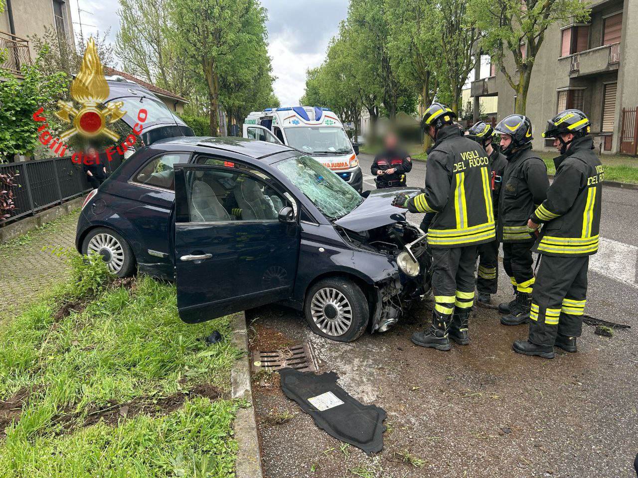 Sovico: carambola il giorno di Pasqua in viale Monza, Fiat 500 distrutta