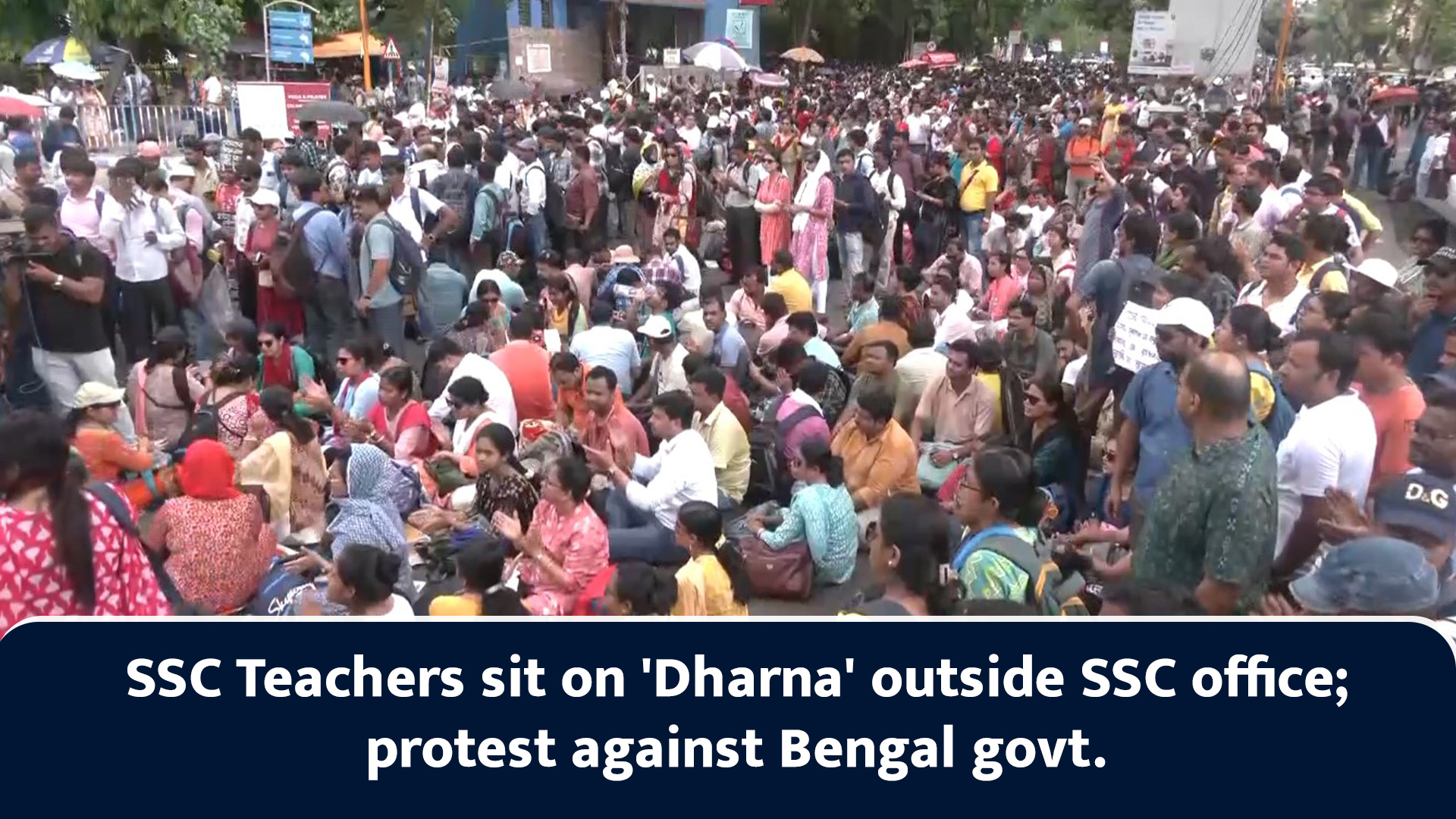 SSC Teachers sit on 'Dharna' outside SSC office; protest against Bengal ...