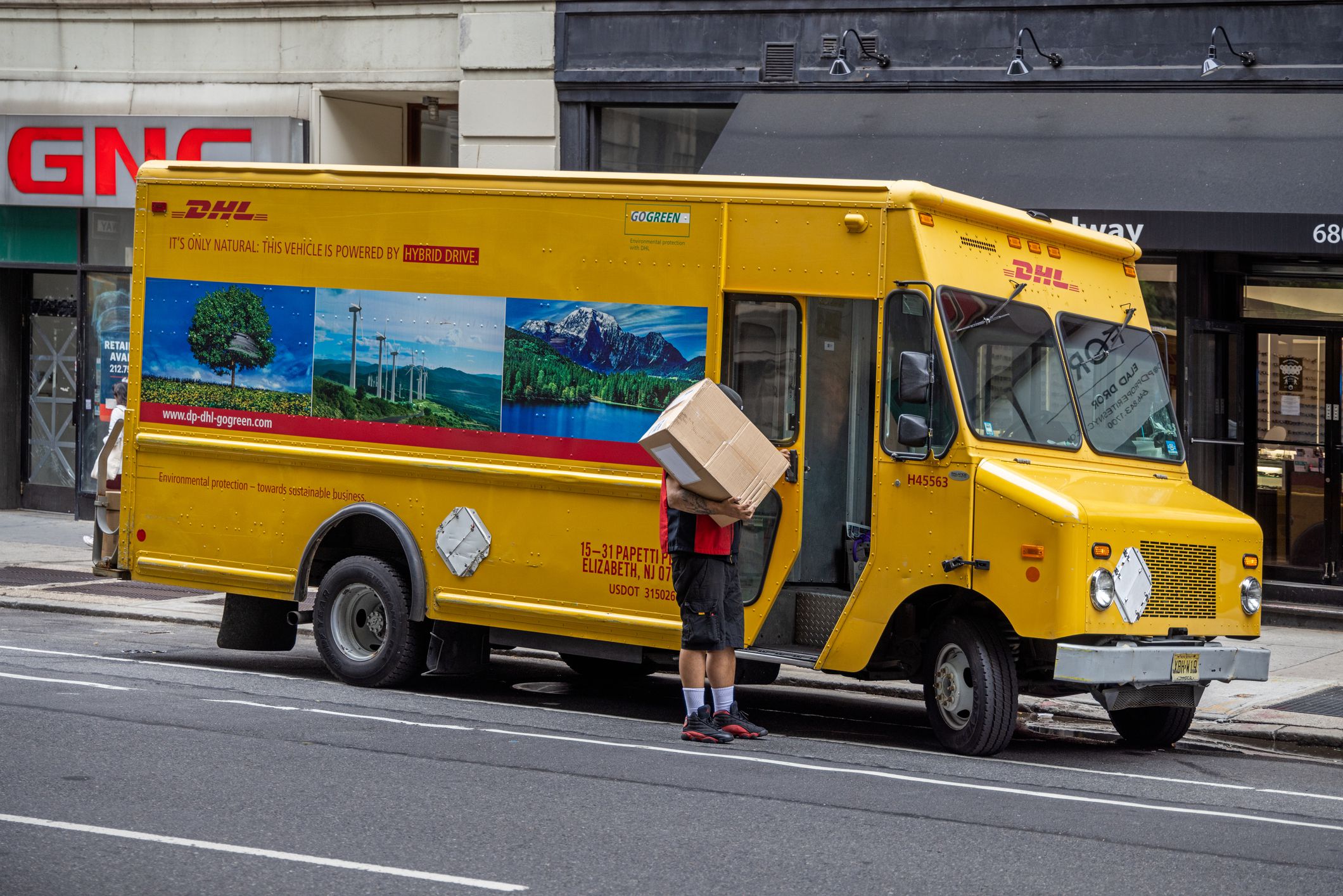 DHL Halts International Shipments Over $800 to U.S. Consumers Due to New Customs Rules