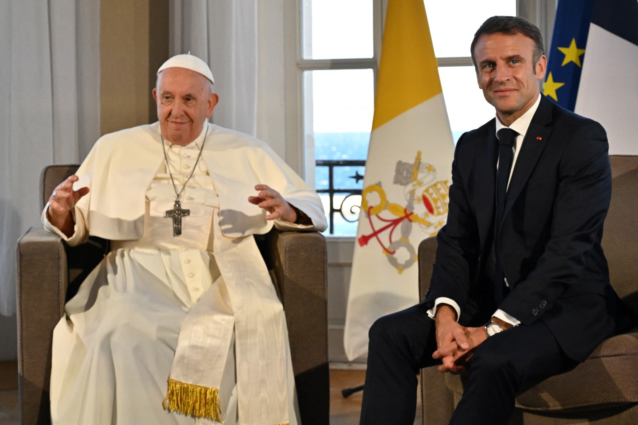 "Il s'incruste dans le conclave": en Italie, Macron accusé par la presse de vouloir choisir le Pape